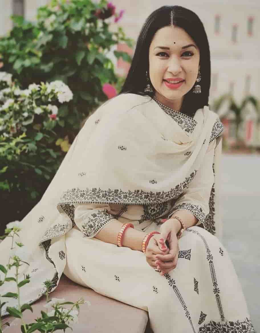 Meenakshi joshi biography in english (Indian generalist and news anchor ...