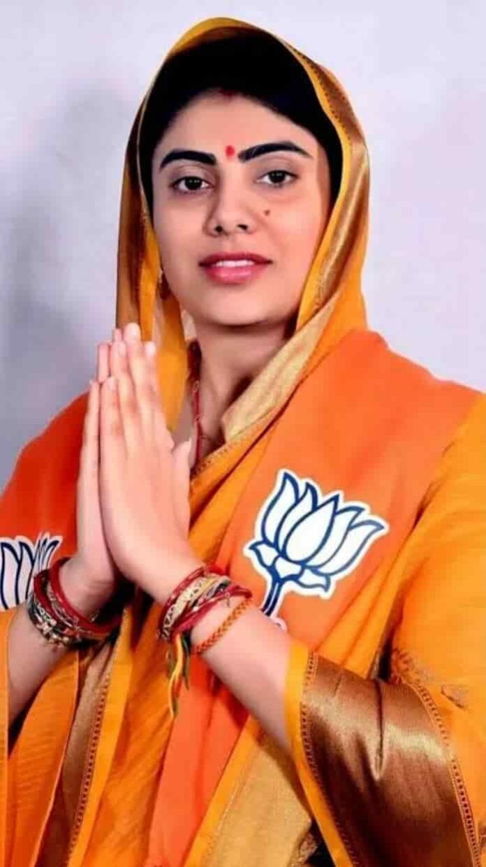 Rivaba Jadeja biography in English (Indian politician and wife of ...